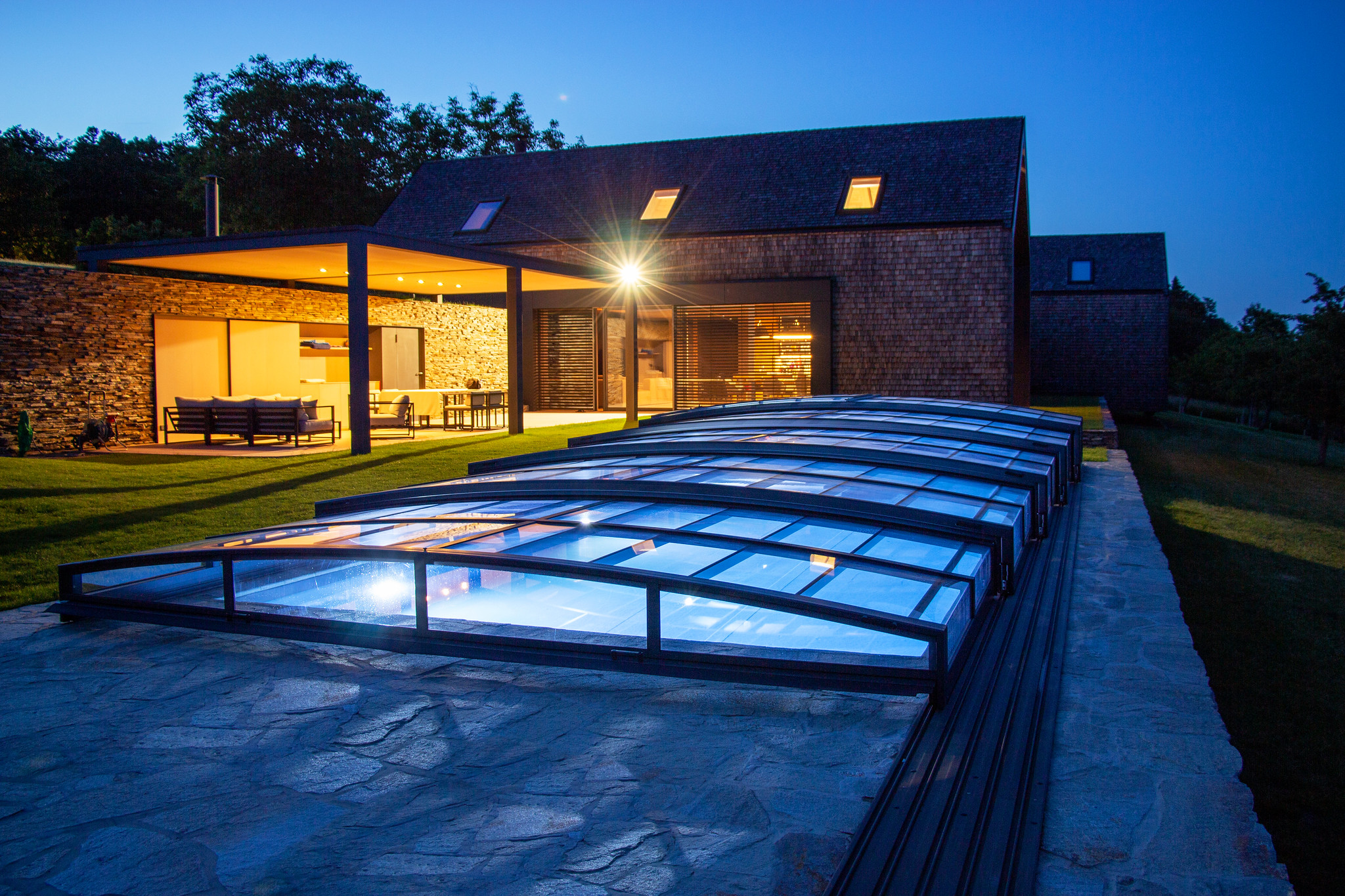 Low pool enclosure | Design, safety, and comfort | Alukov