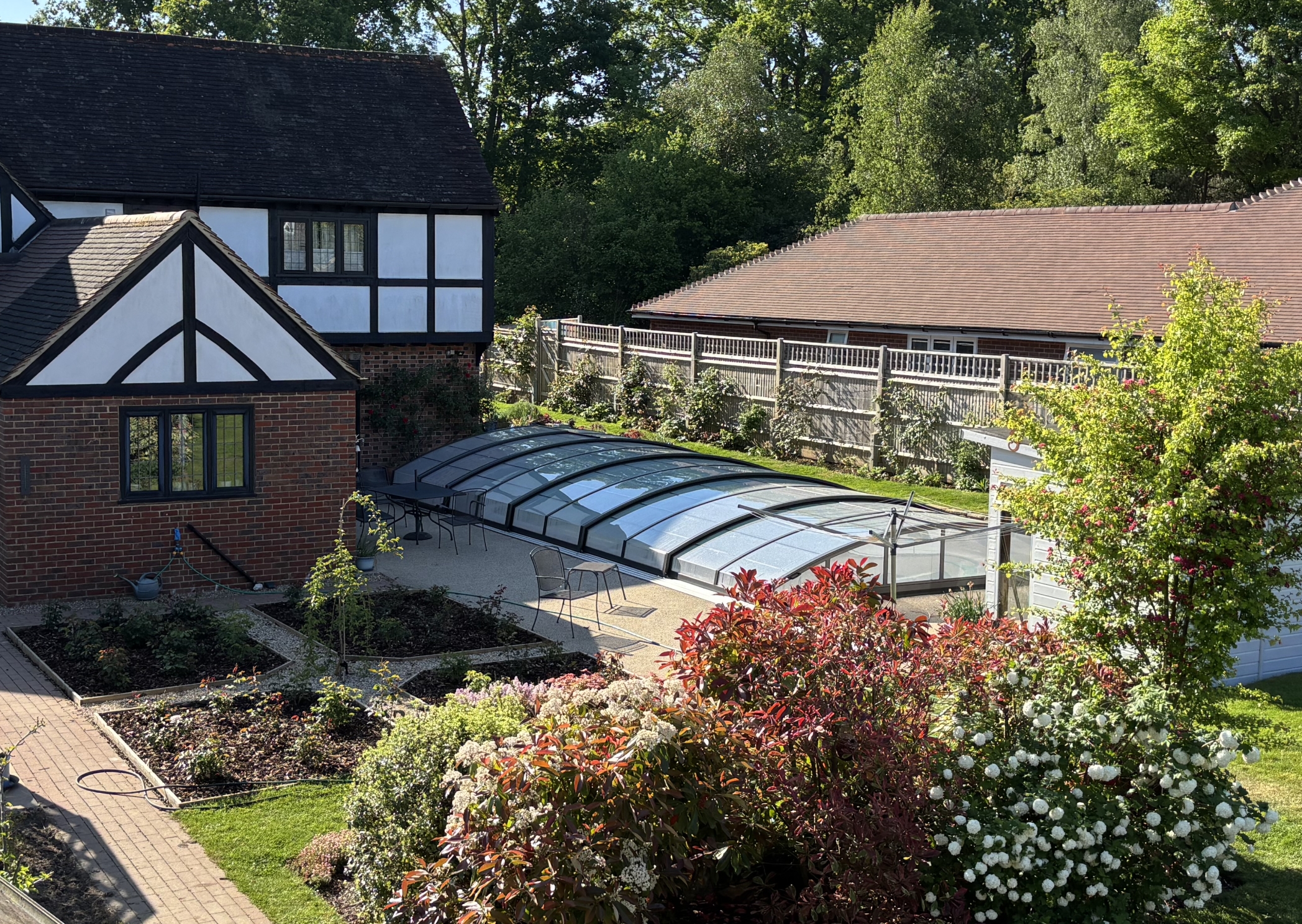 Low Pool Enclosure by Alukov Transforms Outdoor Swimming in Uckfield ...